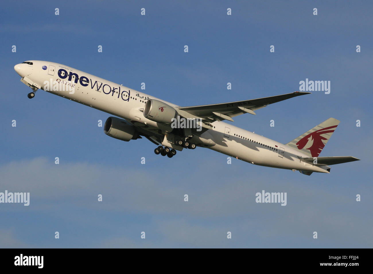 Qatar airways 777 hi-res stock photography and images - Alamy