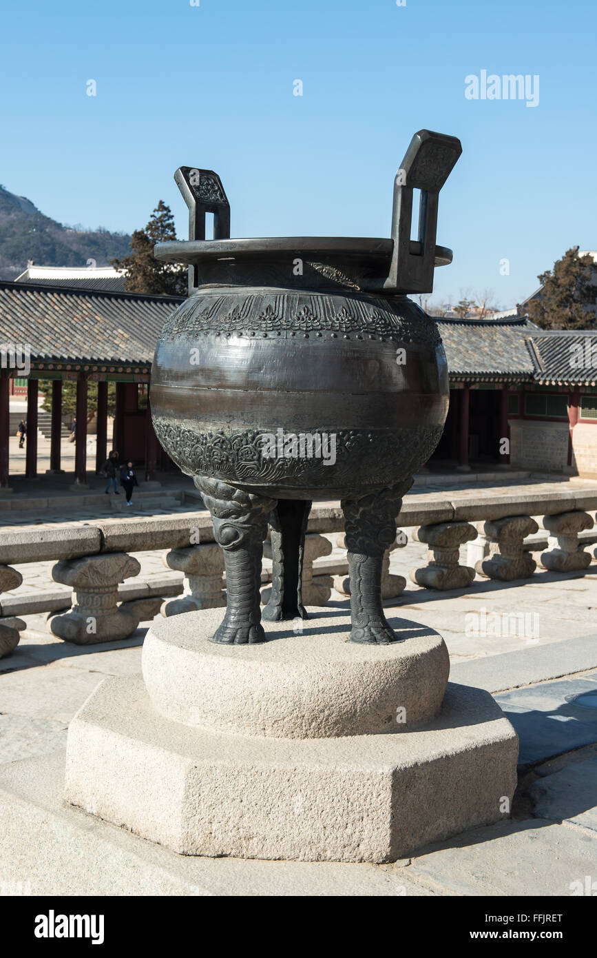 Large brazier in the Gyeongbokgung palace Stock Photo - Alamy