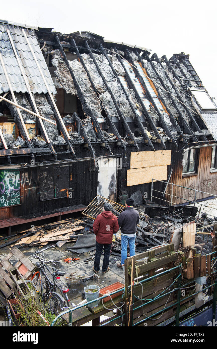 Hamburg, Germany. 15th Feb, 2016. Two people look at the burnt down ...