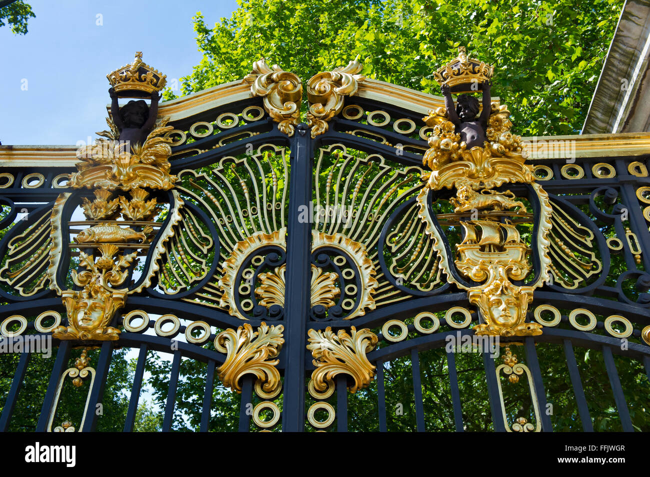 Gold metal gate hi-res stock photography and images - Alamy
