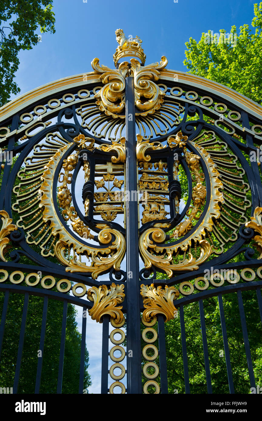 Canada Memorial Gate with golden gilded ornaments in Green Park near ...