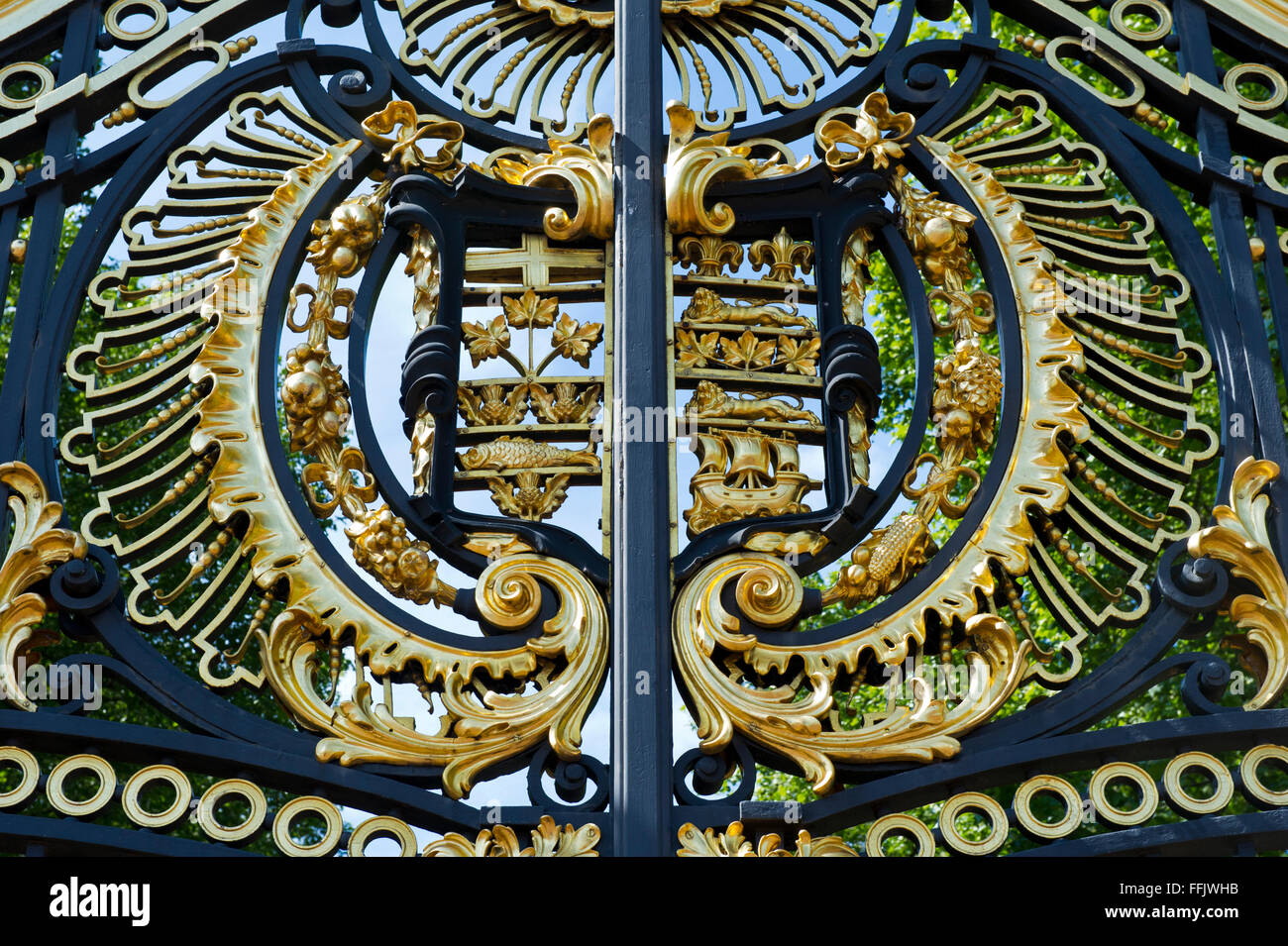 Gold metal gate hi-res stock photography and images - Alamy
