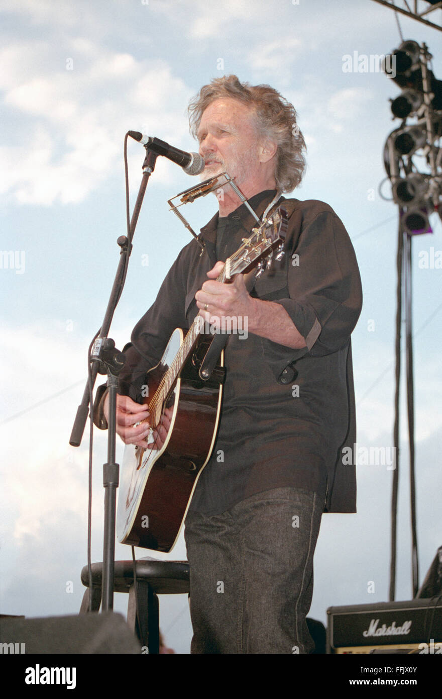 American singer songwriter and actor Kris Kristofferson performing at ...