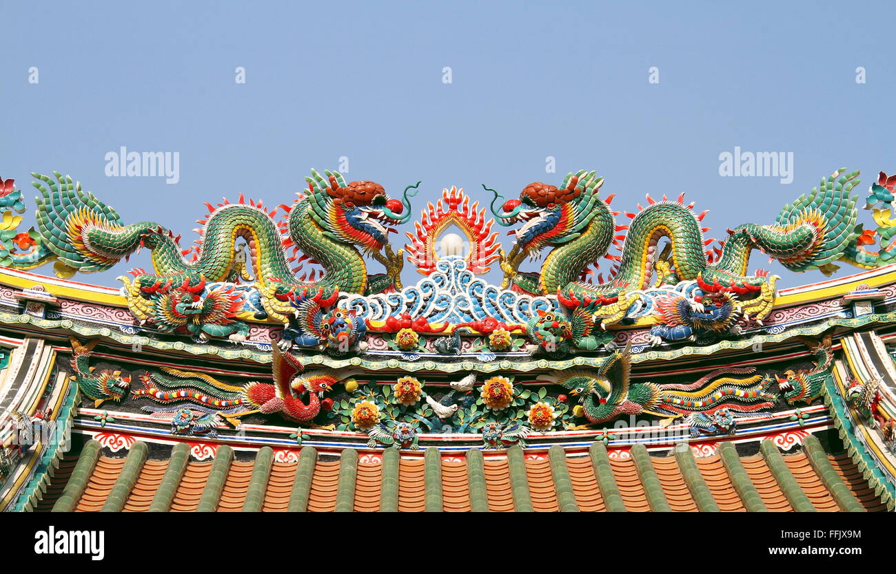 Double Chinese dragons on the temple roof Stock Photo - Alamy