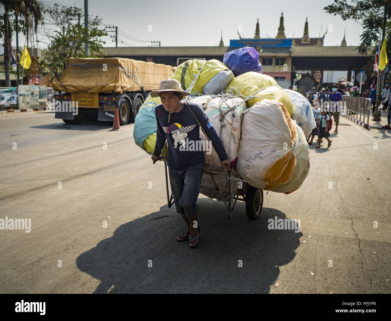 Aranyaprathet, Sa Kaeo, Thailand. 15th Feb, 2016. A Cambodian porter in ...