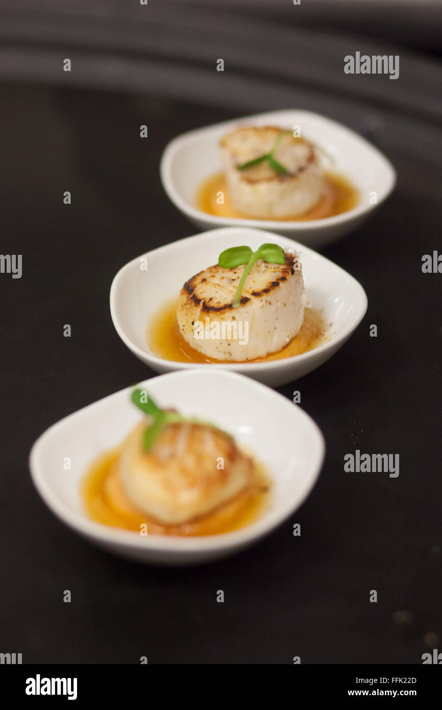 Scallops dining hi-res stock photography and images - Alamy