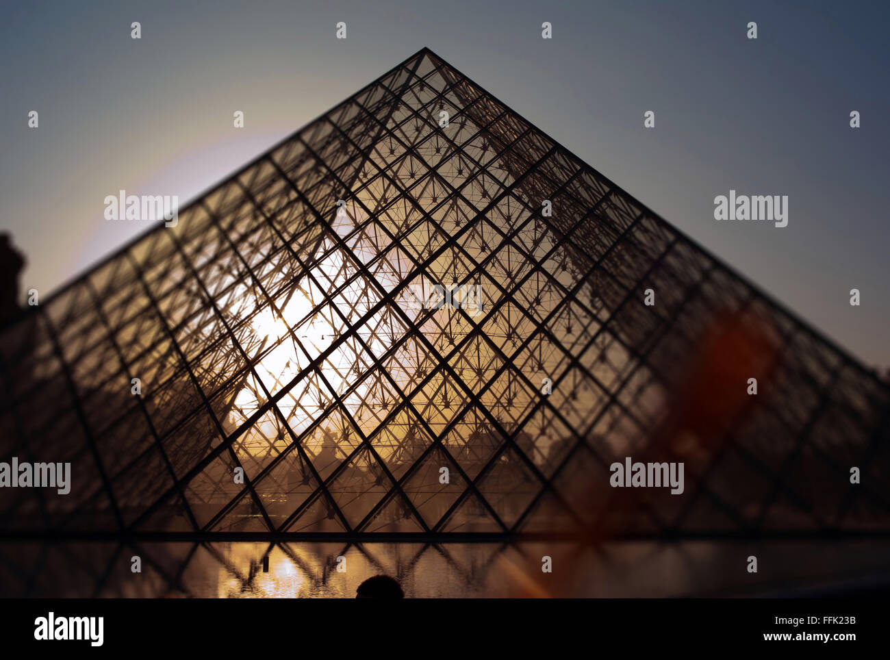 Musée du Louvre Pyramid, Paris Stock Photo - Alamy
