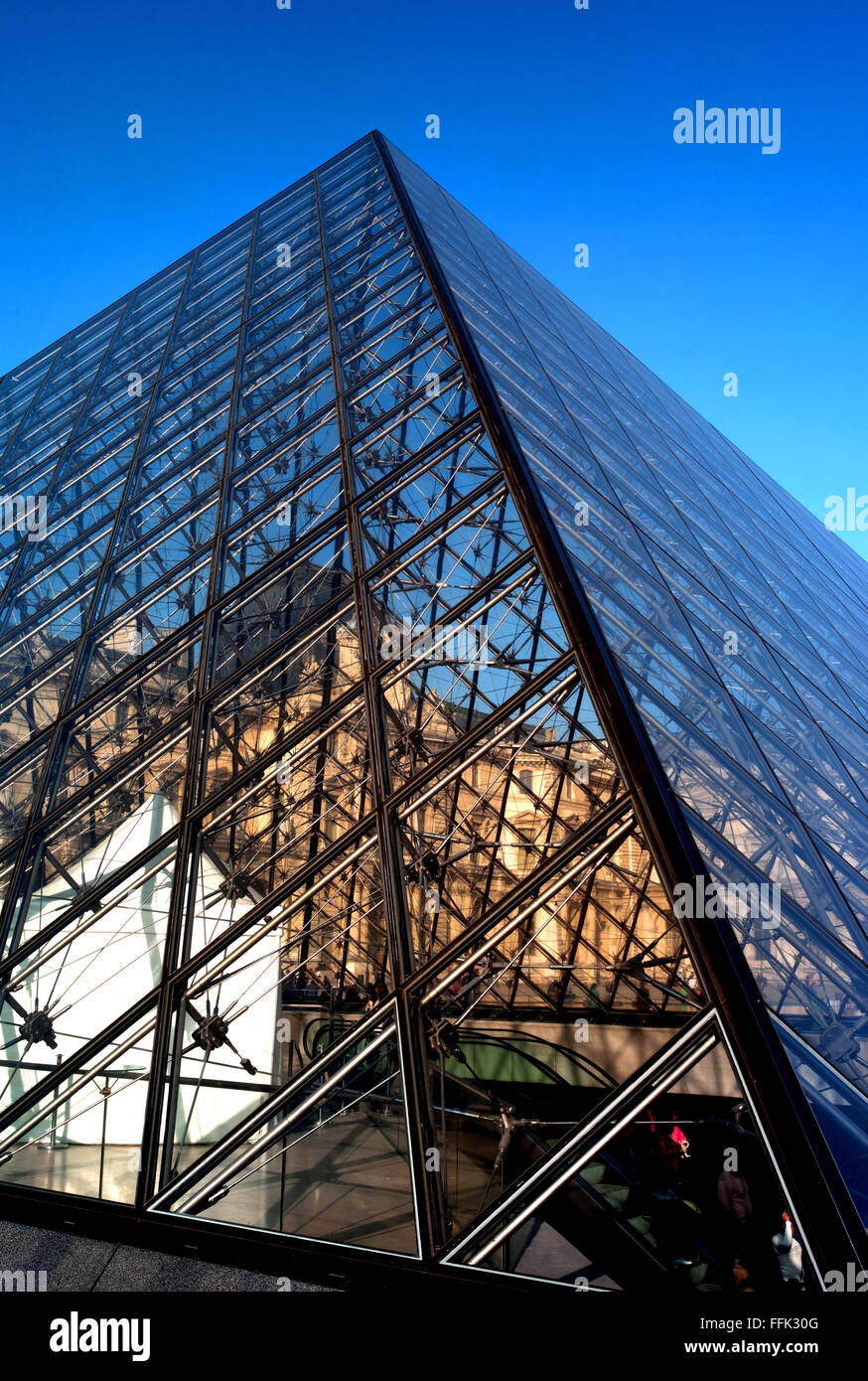 Musée du Louvre Pyramid, Paris Stock Photo - Alamy