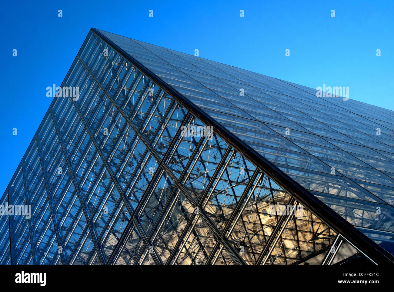 Musée du Louvre Pyramid, Paris Stock Photo - Alamy