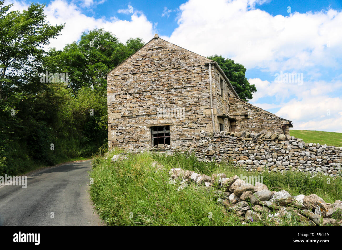 Stone barn, Carlton Old stone farmhouse, Carlton, Yorkshire Dales ...