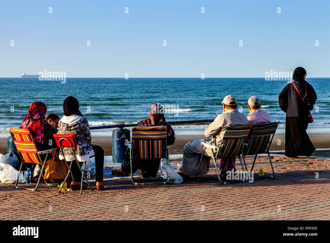 An Omani Family At The Beach, Muscat, Sultanate Of Oman Stock Photo - Alamy