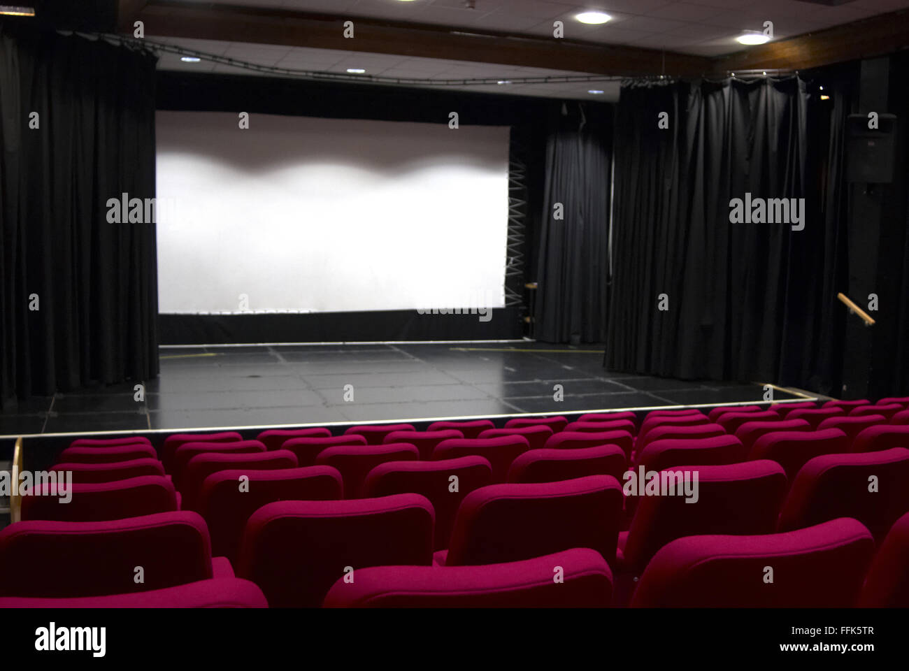 Dark theatre stage hi-res stock photography and images - Alamy