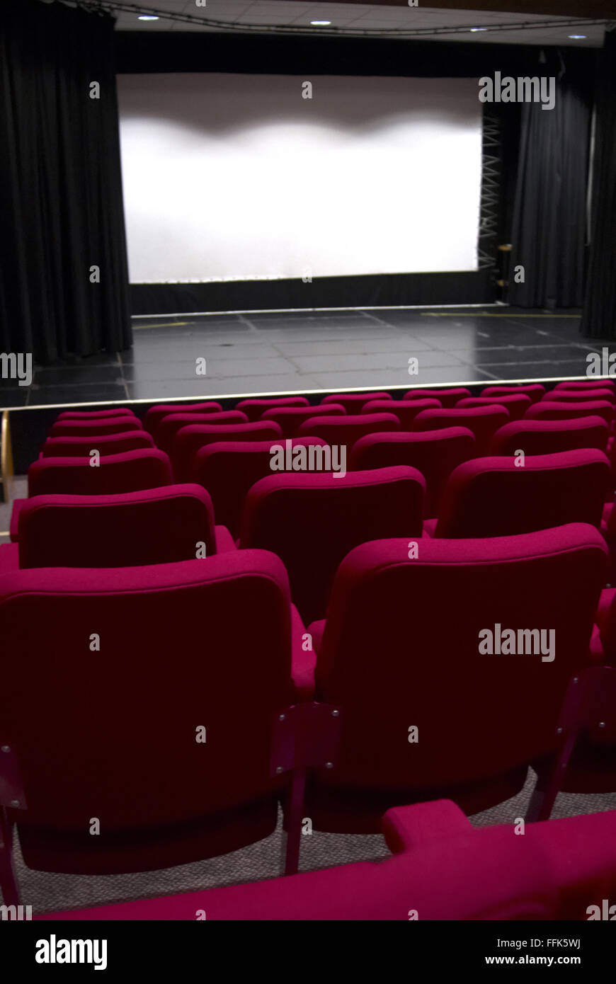 Dark theatre stage hi-res stock photography and images - Alamy