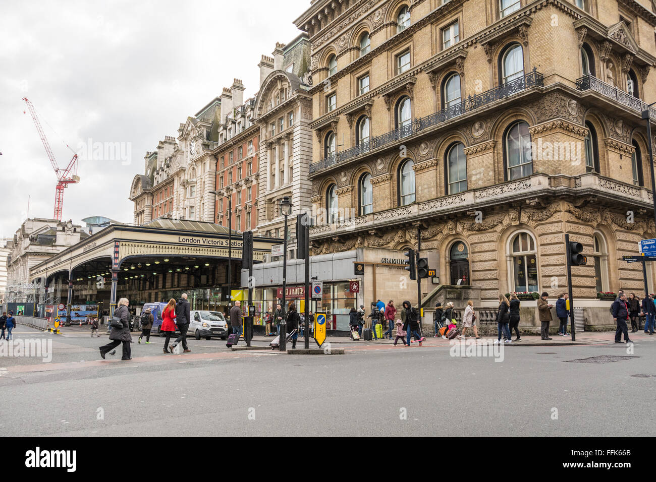 Victoria station entrance victoria underground hi-res stock photography ...