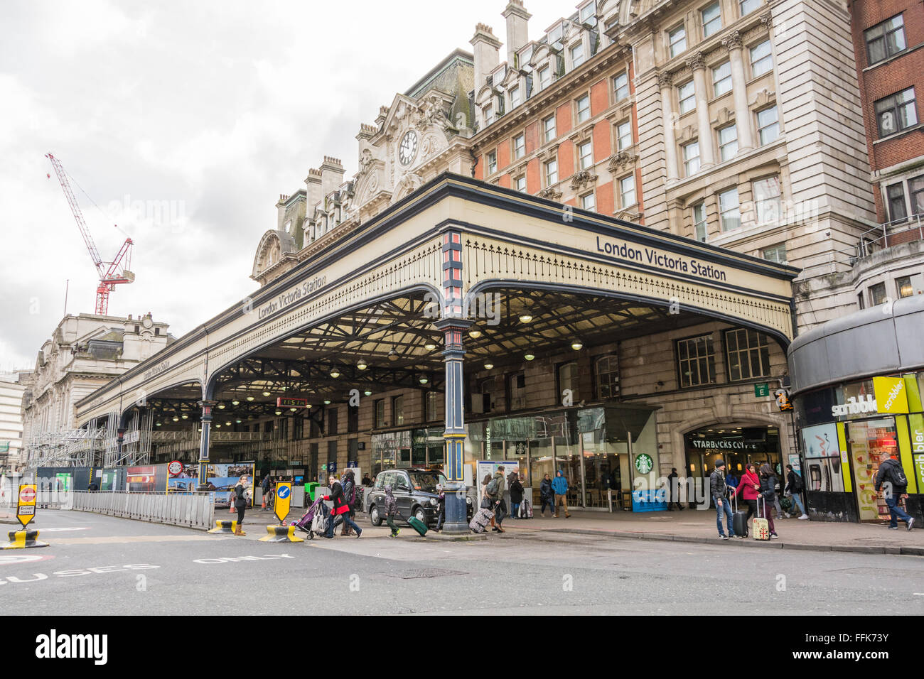 Victoria train station concourse hi-res stock photography and images ...