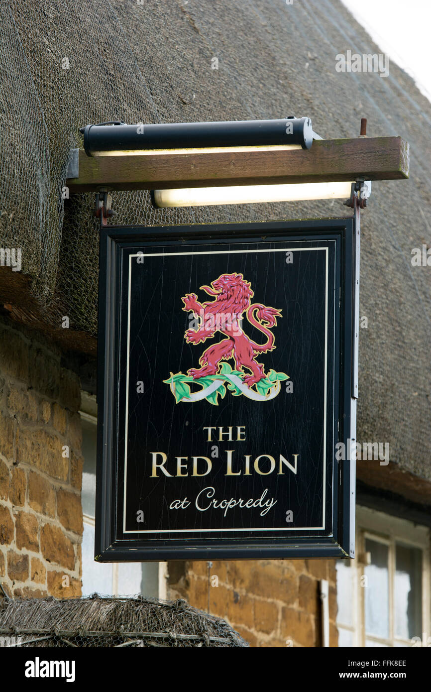 Lion pub sign uk hi-res stock photography and images - Alamy