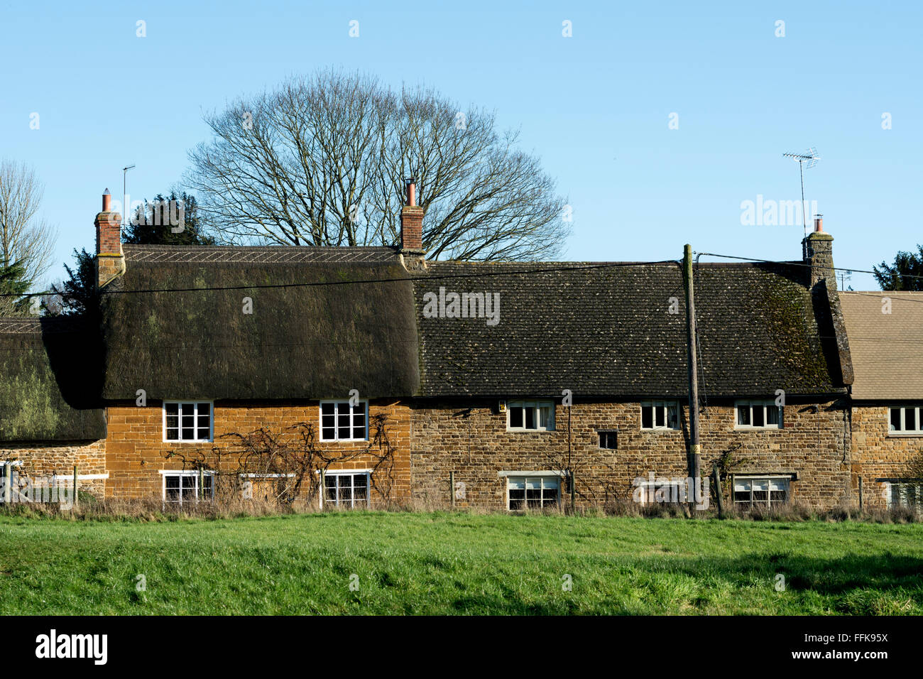 Northamptonshire village cottages thatched hi-res stock photography and ...