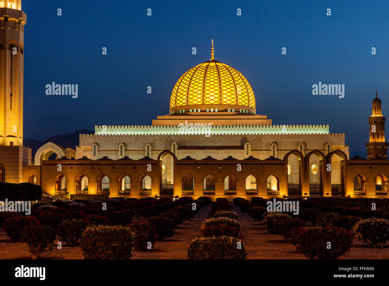 Sultan Qaboos Grand Mosque, Muscat, Sultanate Of Oman Stock Photo - Alamy