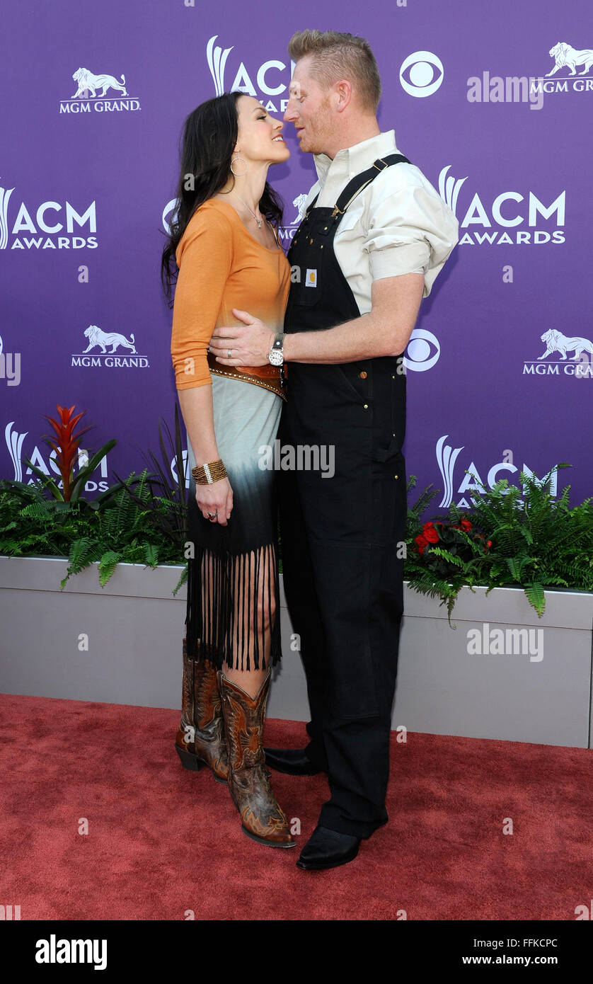 Las Vegas, Nevada, USA. 7th Apr, 2013. Singers Joey Feek, left, and her ...