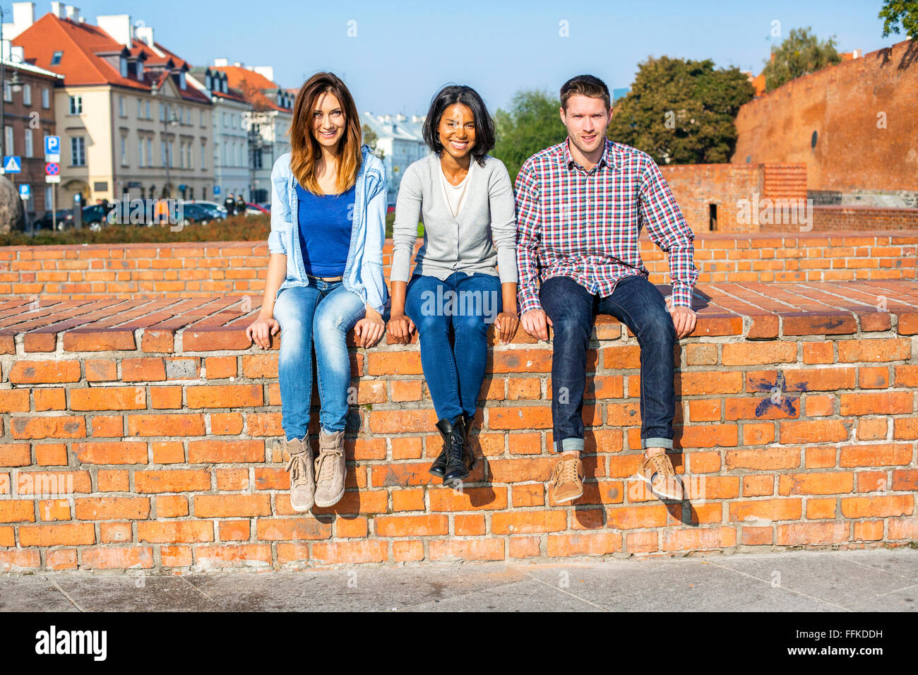 Group friends sitting on wall hi-res stock photography and images - Alamy