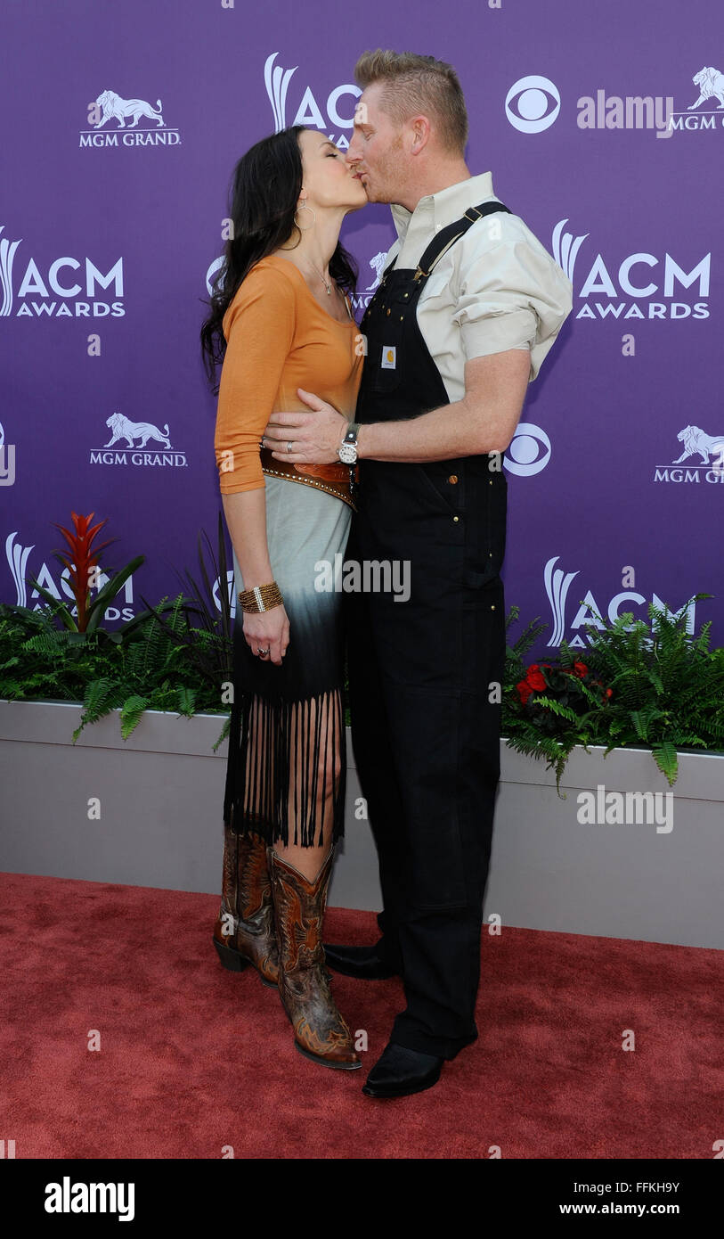 Las Vegas, Nevada, USA. 7th Apr, 2013. Singers Joey Feek, left, and her ...