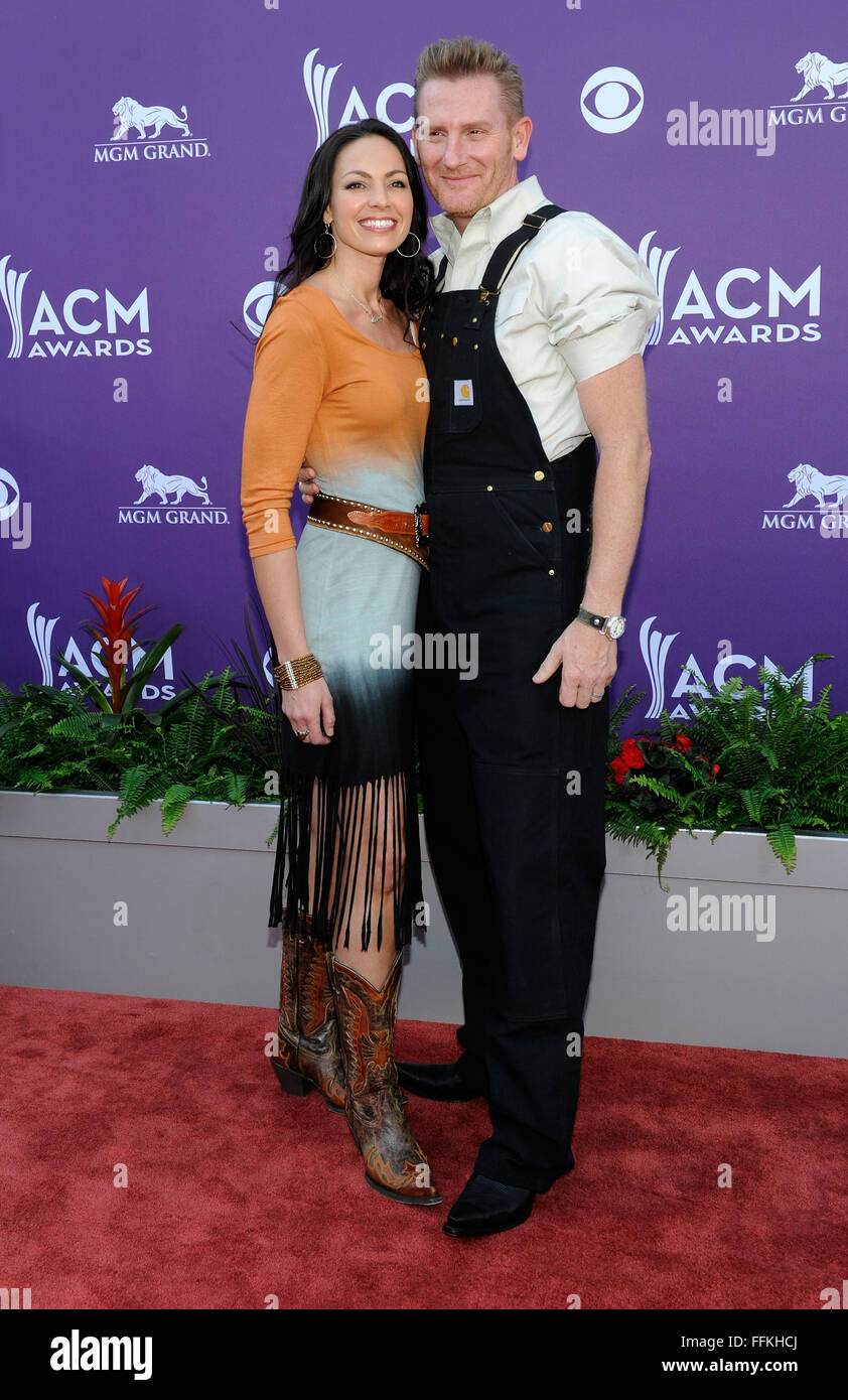 Las Vegas, Nevada, USA. 7th Apr, 2013. Singers Joey Feek, left, and her ...