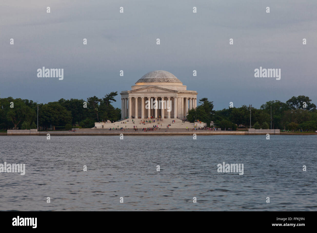 Washington monument across river hi-res stock photography and images ...