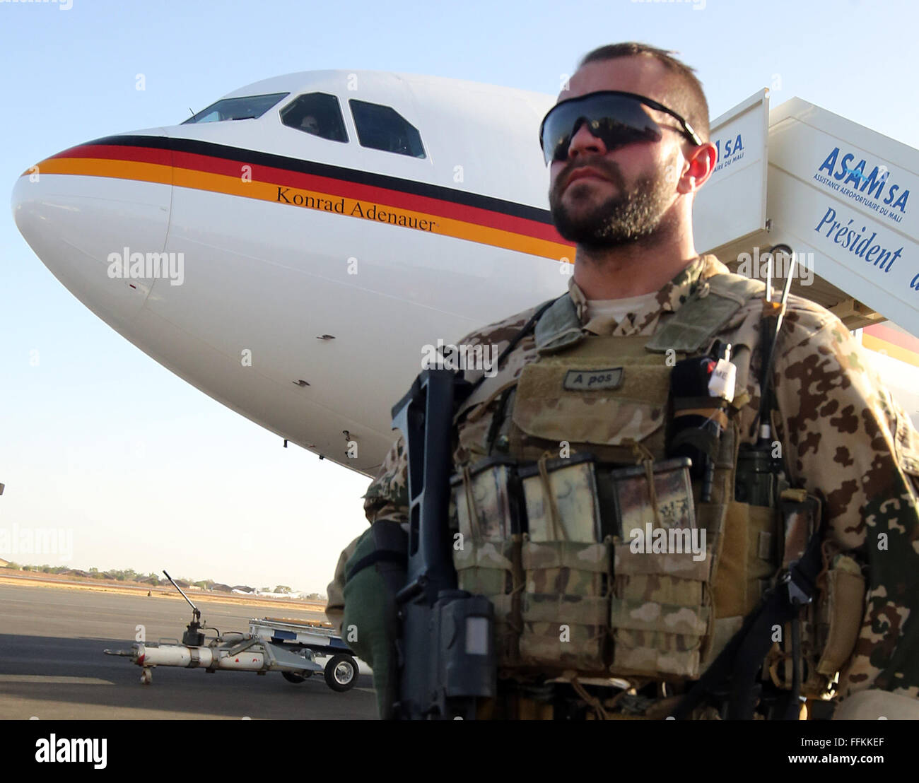 Special forces soldier guards hi-res stock photography and images - Alamy
