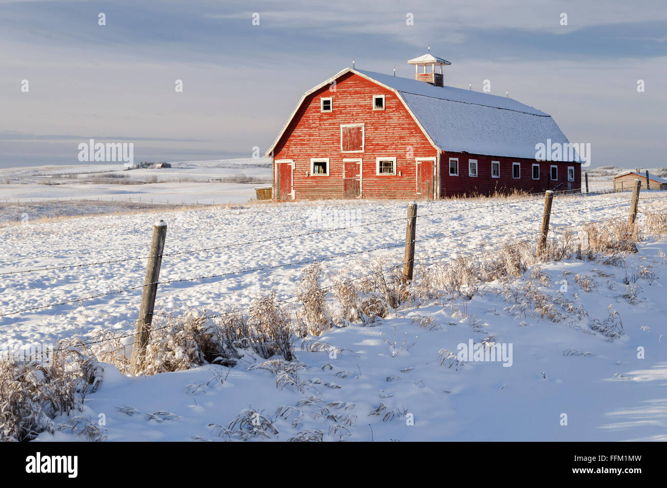 Red barn and white fence hi-res stock photography and images - Alamy