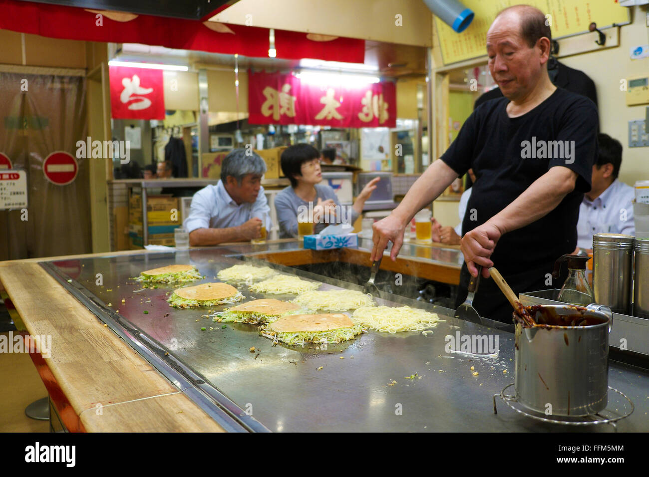 Okonomiyaki chef hi-res stock photography and images - Alamy