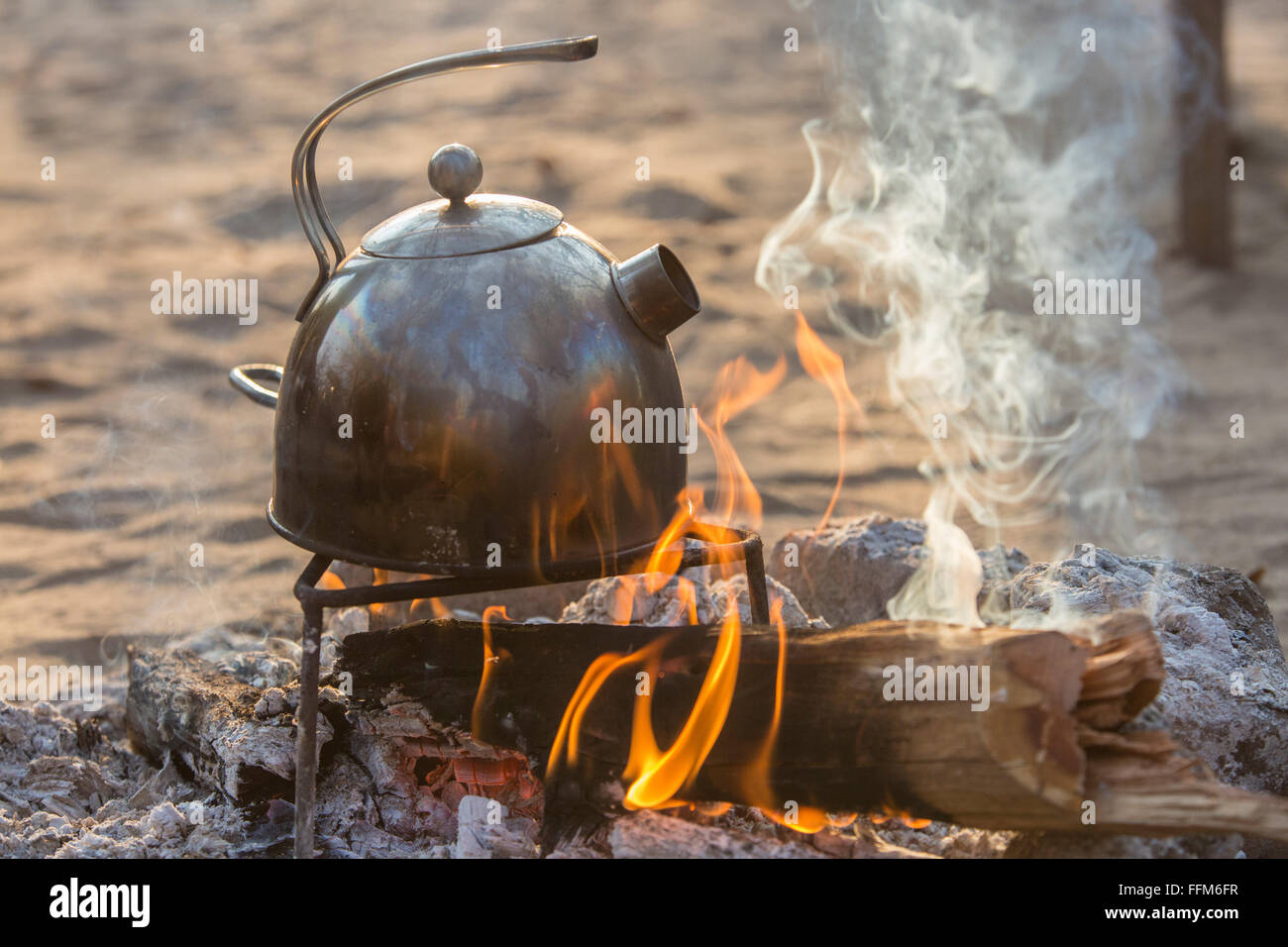 Campfire kettle hi-res stock photography and images - Alamy