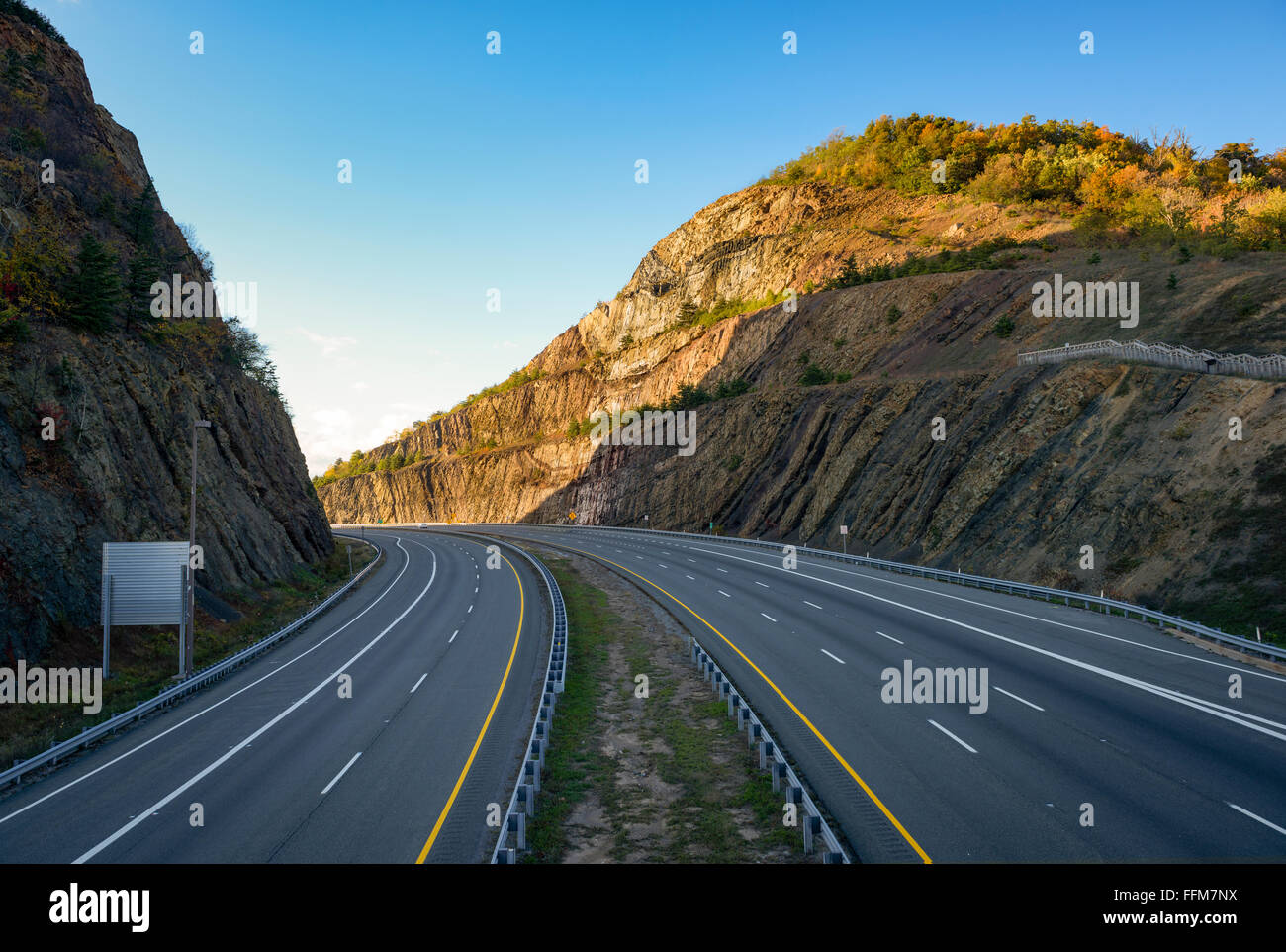 Two lane divided highway hi-res stock photography and images - Alamy