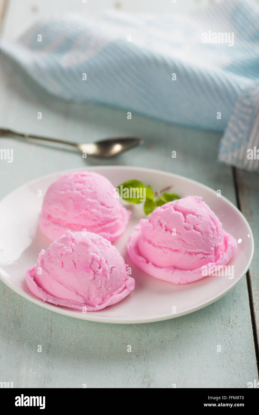 Strawberry vanilla ice cream Stock Photo - Alamy
