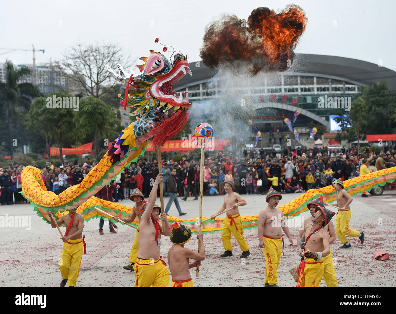 Traditional dragon dance hi-res stock photography and images - Alamy