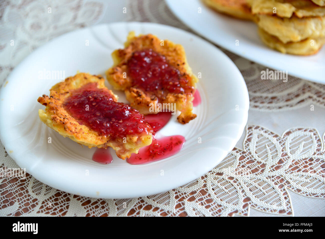 Delicious homemade cheesecakes with raspberry jam Stock Photo - Alamy