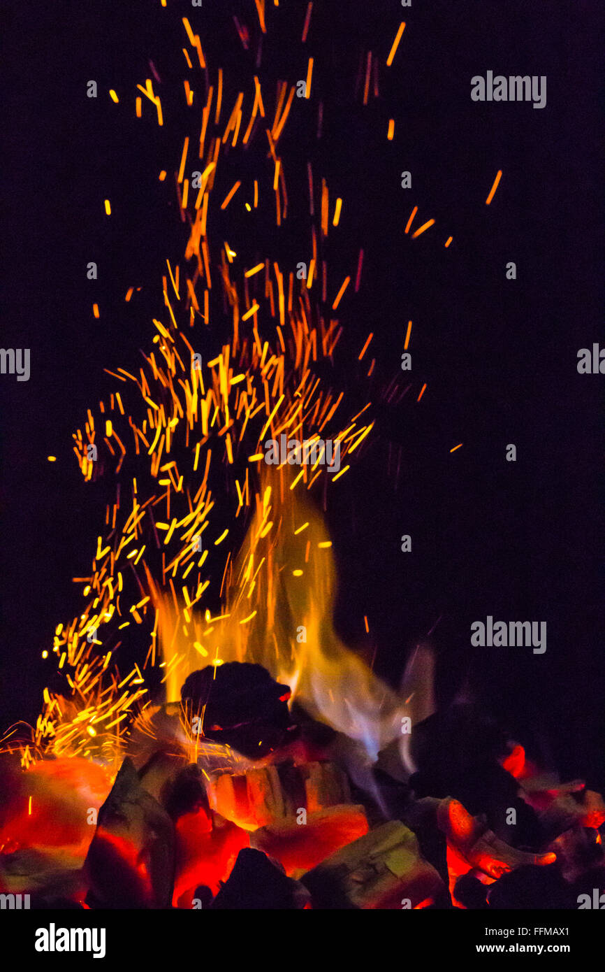 Campfire hi-res stock photography and images - Alamy