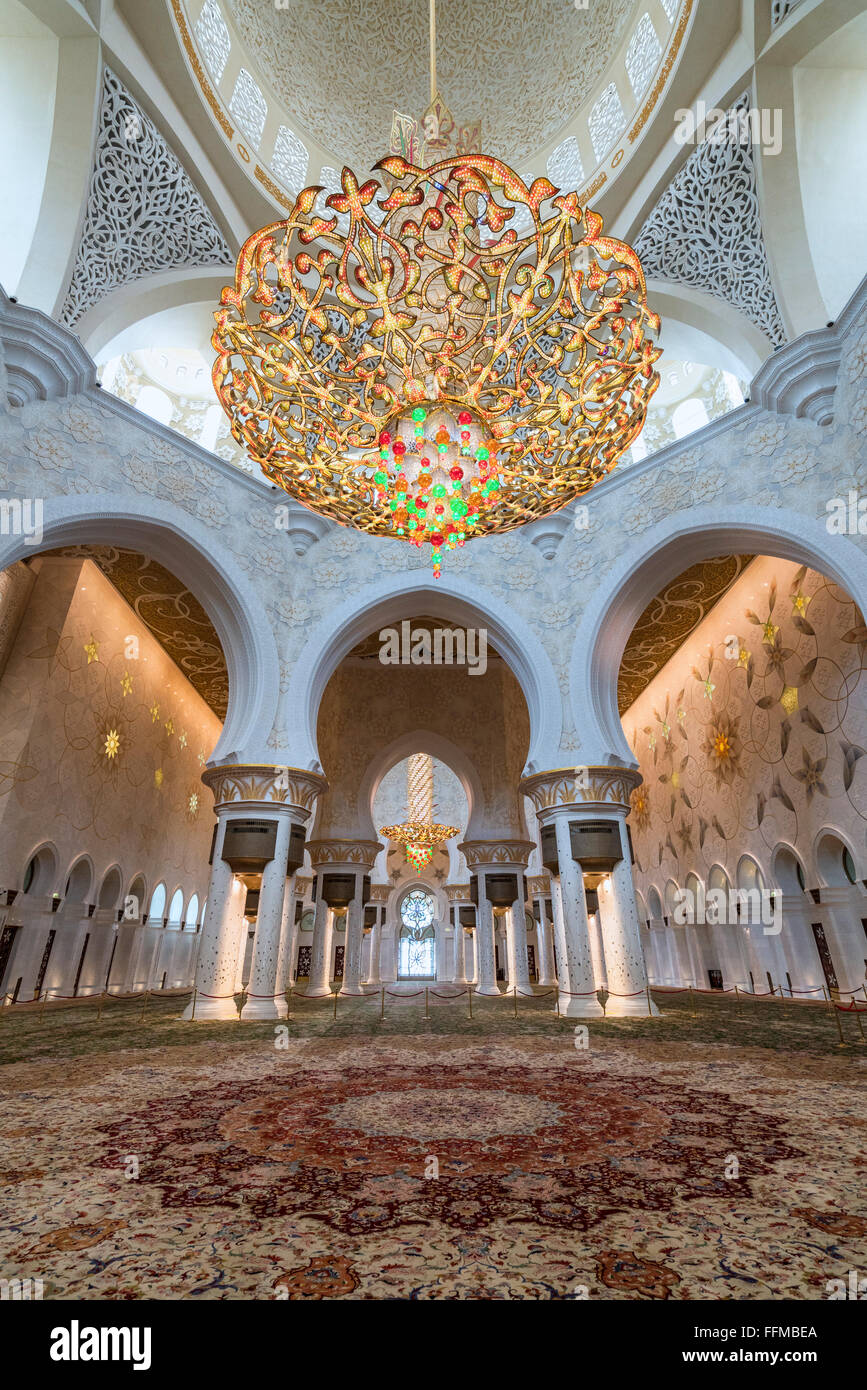 Interior of Sheikh Zayed Grand Mosque in Abu Dhabi United Arab Emirates ...