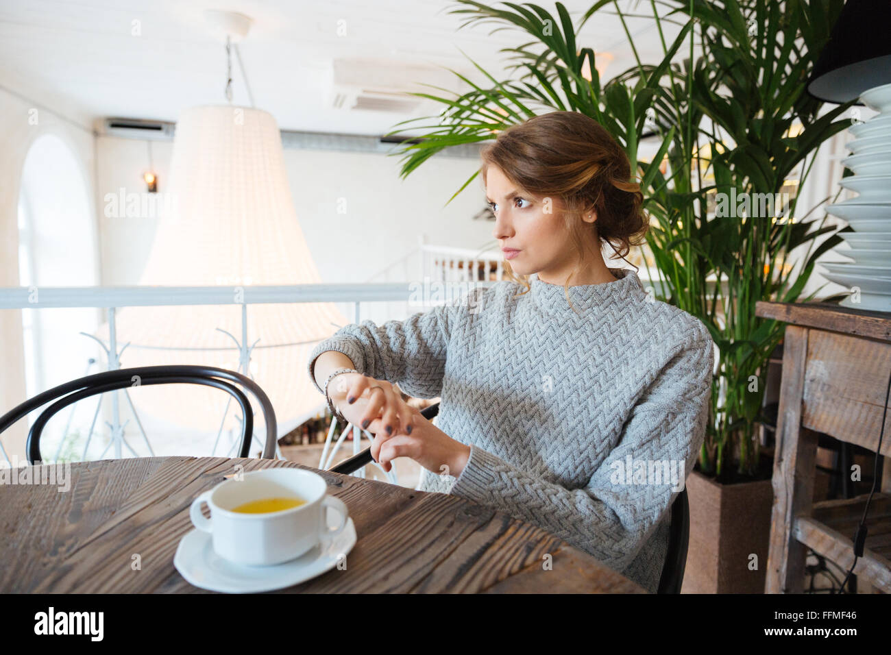Young woman waiting somebody hi-res stock photography and images - Alamy