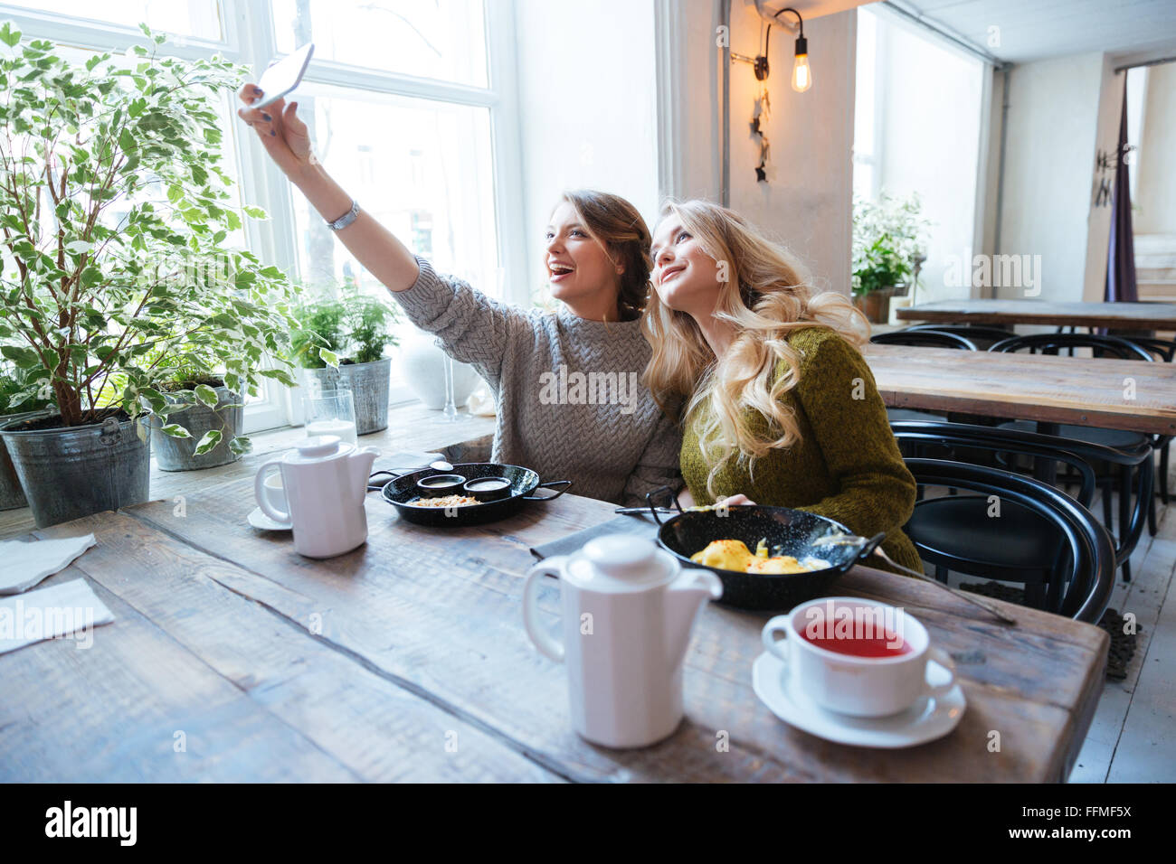 Teen making selfie on hi-res stock photography and images - Alamy