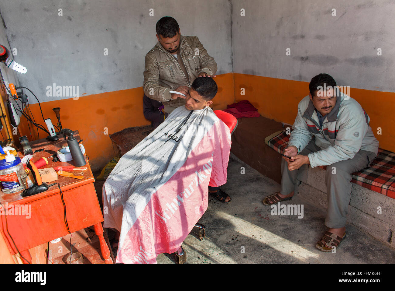 barber at work in a refugee camp in Northern Iraq Stock Photo - Alamy