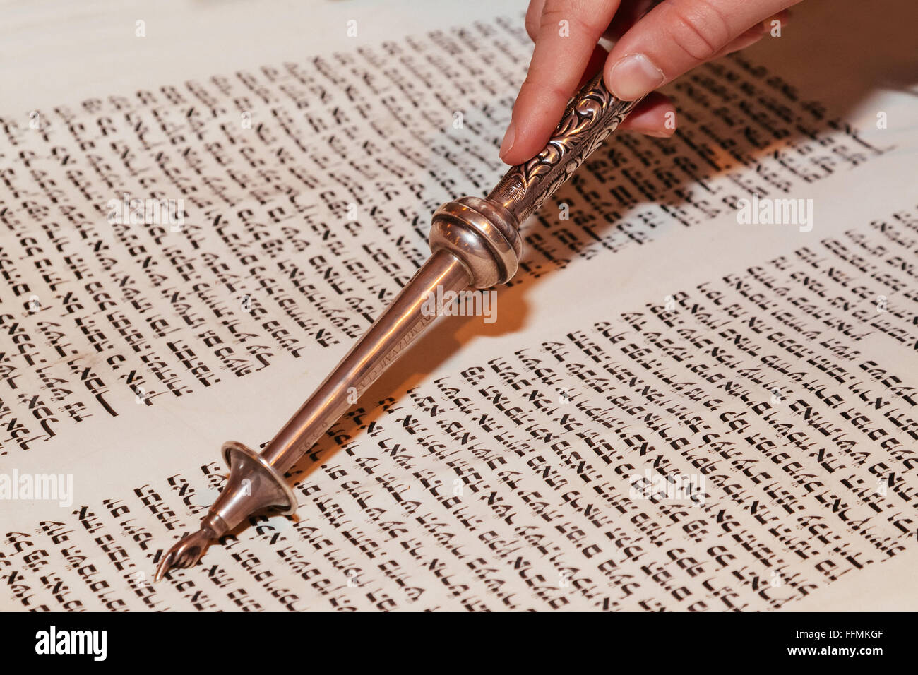 Jewish man dressed in ritual clothing Stock Photo - Alamy