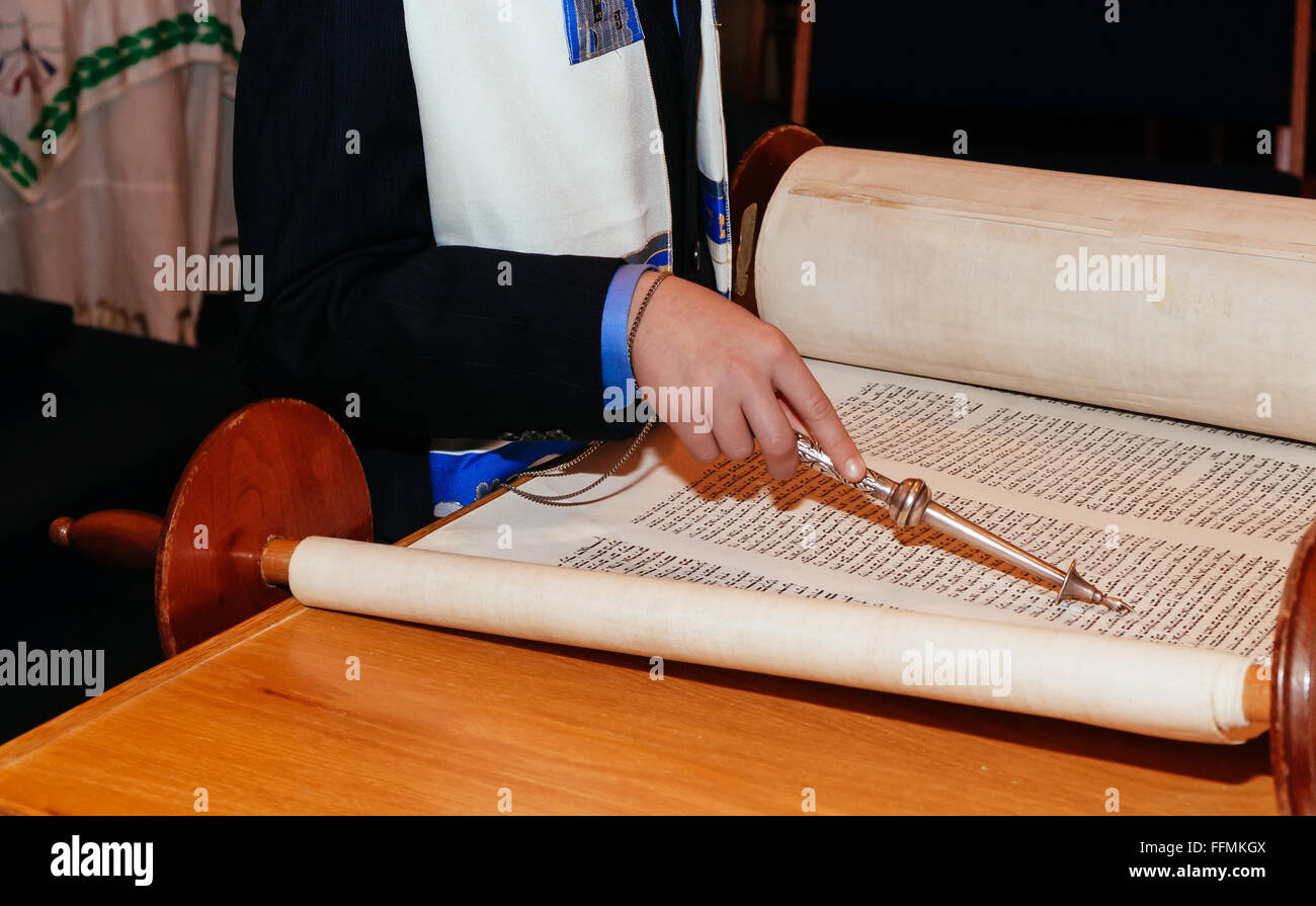 Jewish man dressed in ritual clothing Stock Photo - Alamy