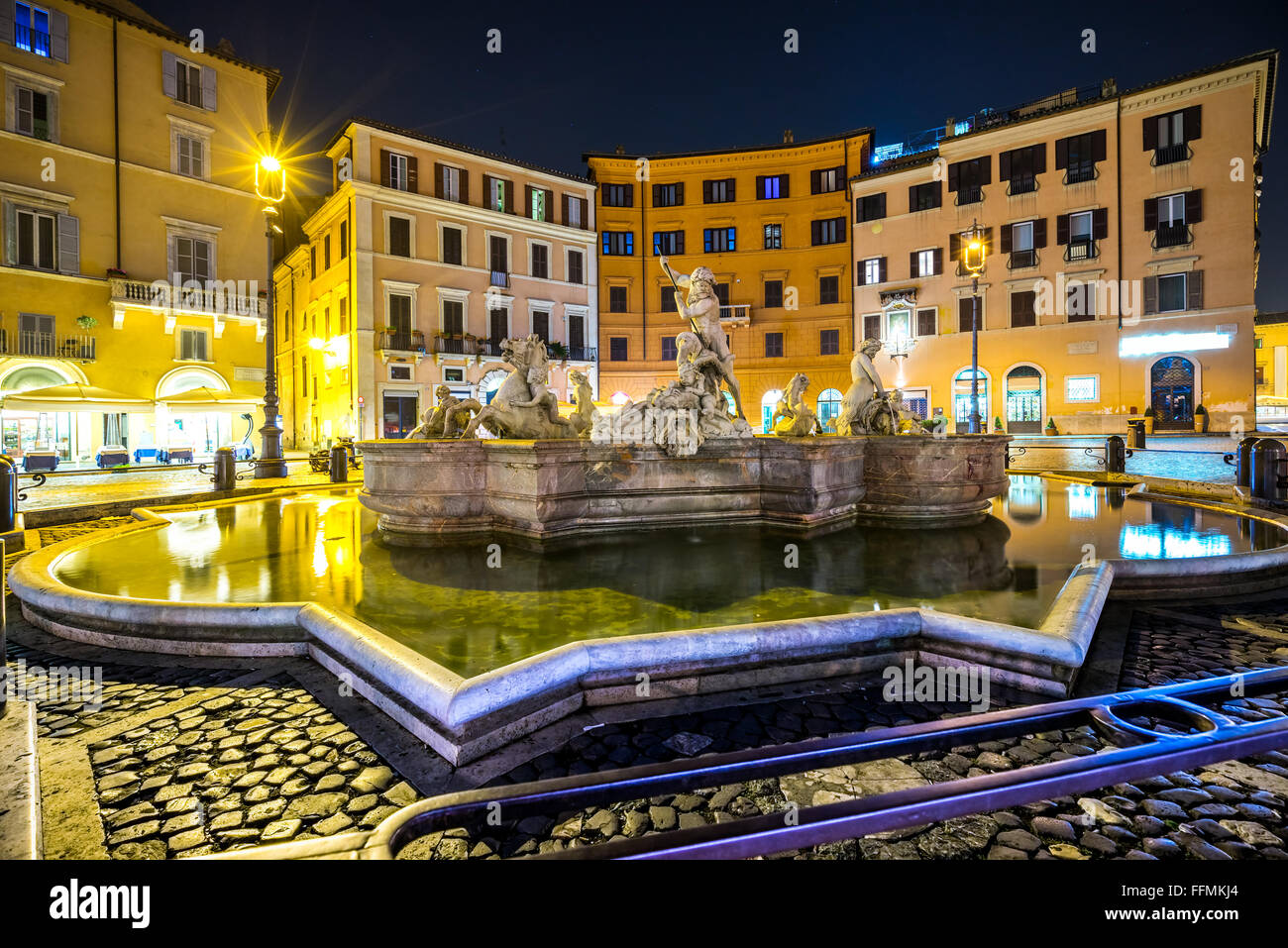 Column building piazza navona hi-res stock photography and images - Alamy