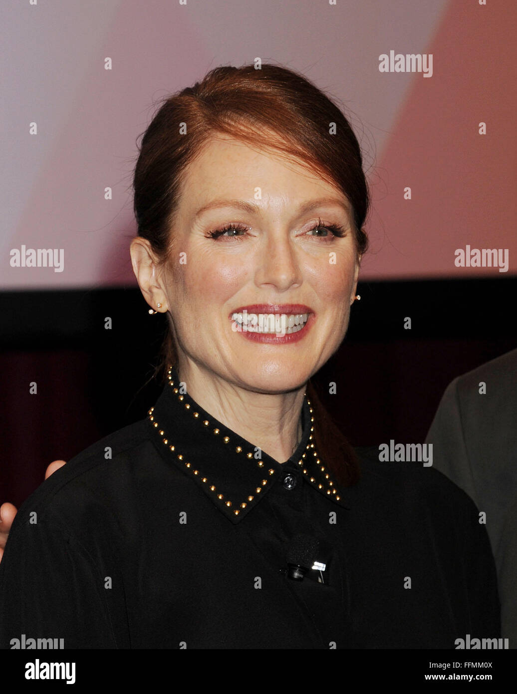 Julianne Moore Poses High Resolution Stock Photography and Images - Alamy