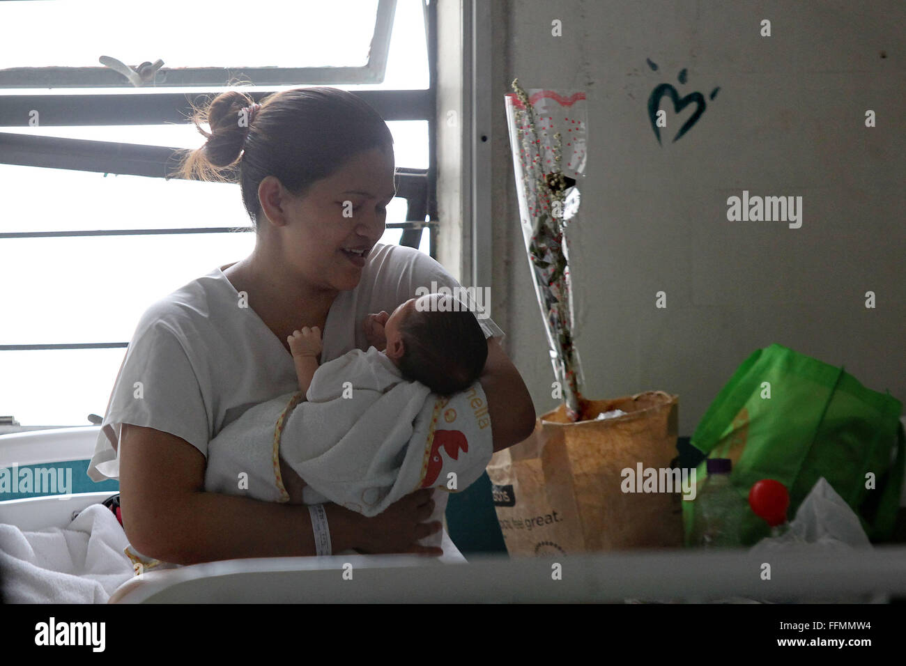 Philippine mother and newborn child hi-res stock photography and images ...