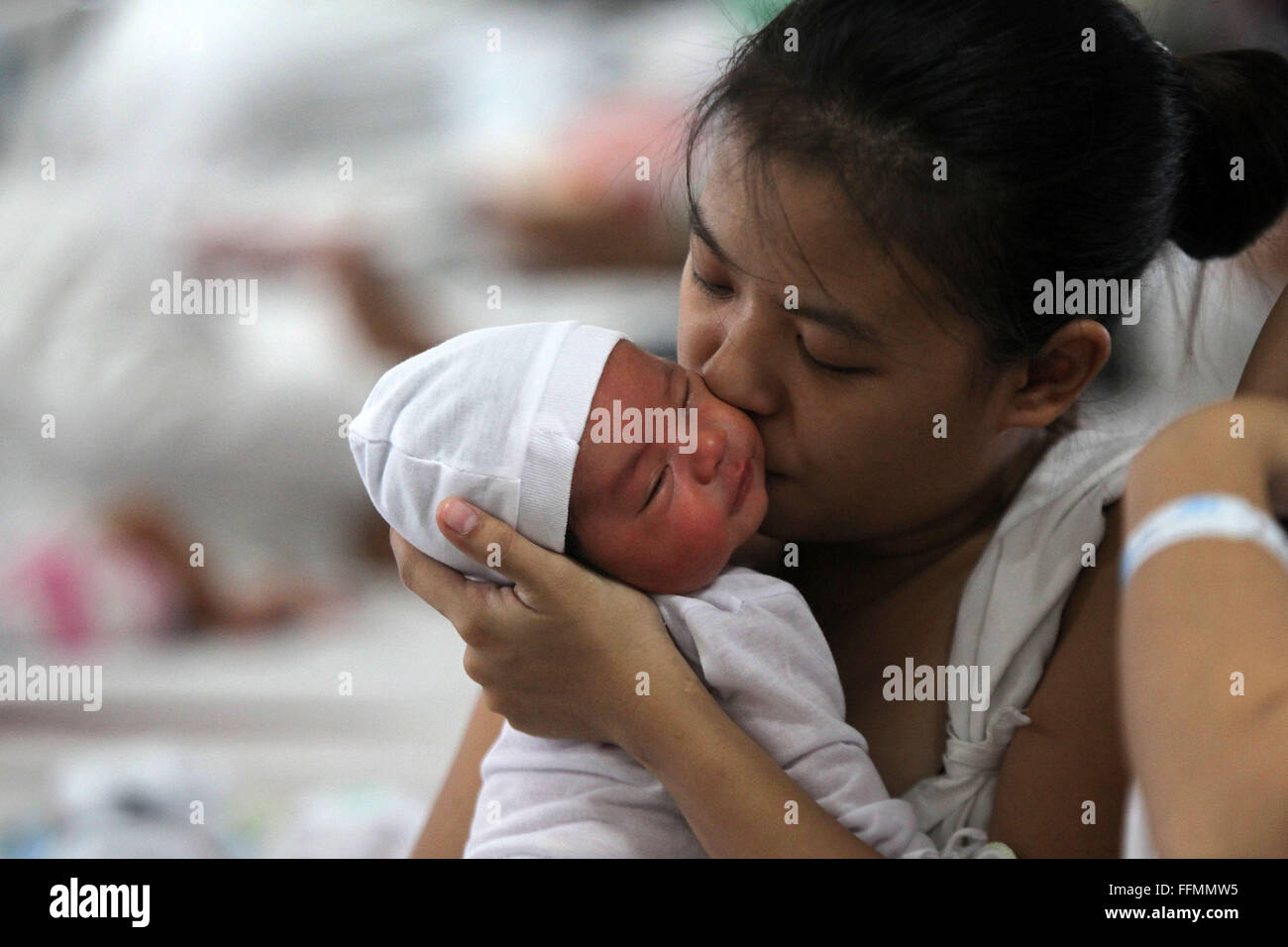 Philippine mother and newborn child hi-res stock photography and images ...