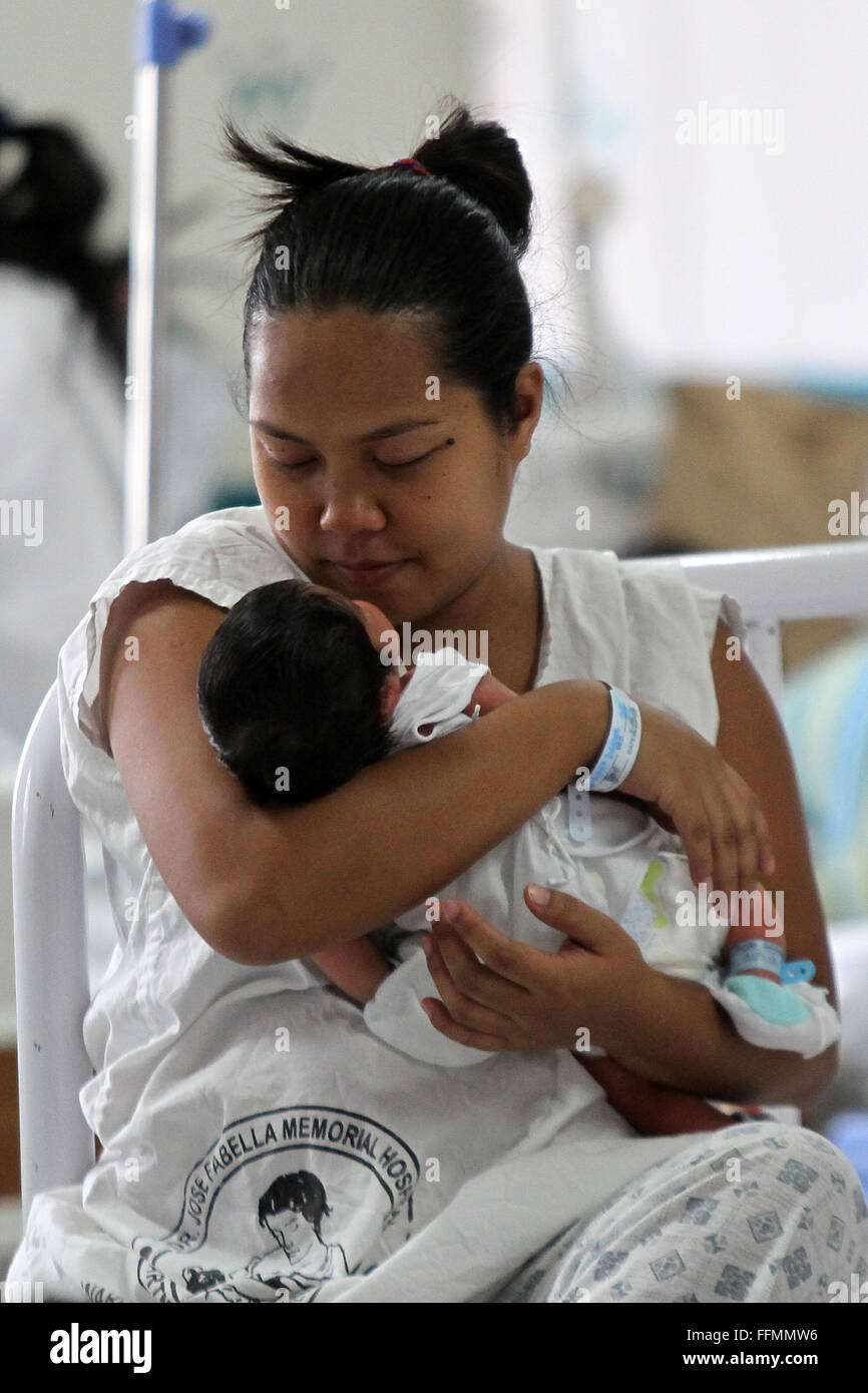Philippine mother and newborn child hi-res stock photography and images ...