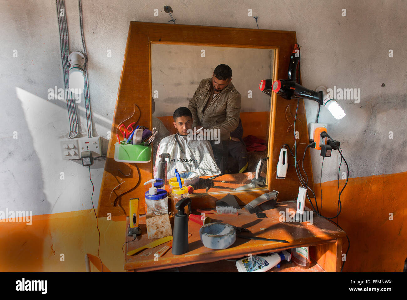 Middle east refugees working hi-res stock photography and images - Alamy