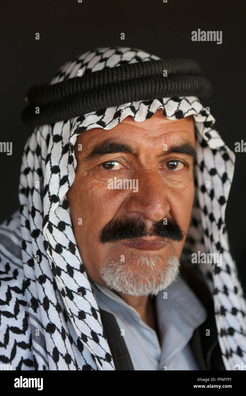 old refugee man in Arbat refugee camp in Northern Iraq Stock Photo - Alamy