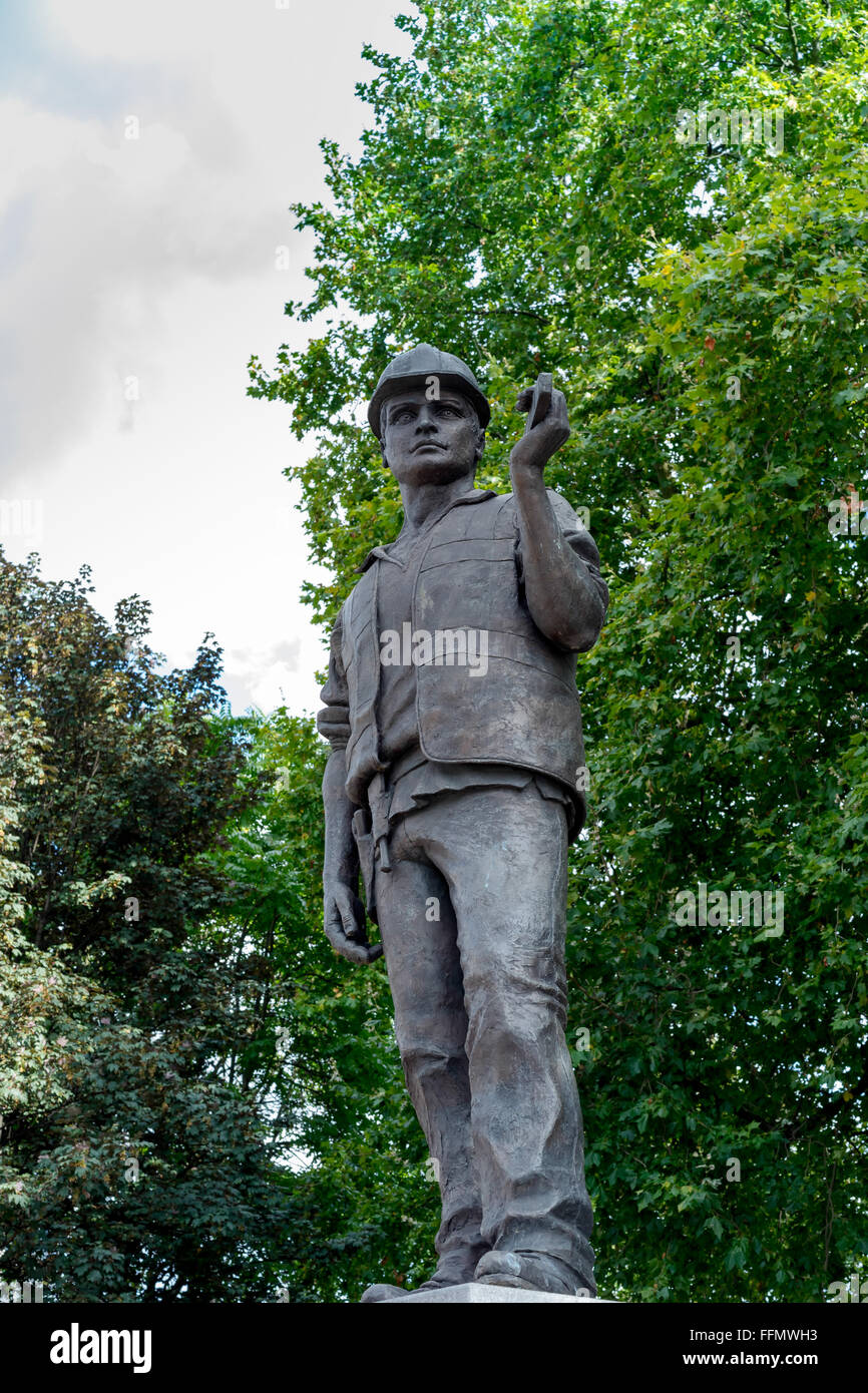 Bronze memorial "Building Worker" near Tower Hill in London Stock Photo ...